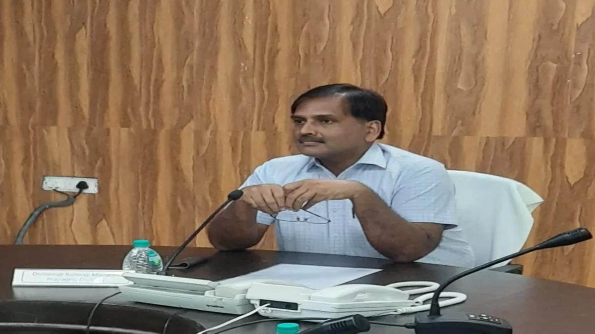 Prayagraj: डीआरएम मोहित चंद्रा बोले- स्वच्छ रेल-स्वच्छ भारत हमारा ...