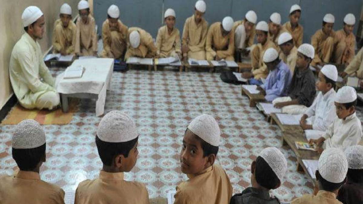 Madarsa In UP: मदरसों में आज से एक घंटा ज्यादा पढ़ाई, योगी आद‍ित्‍यनाथ ...