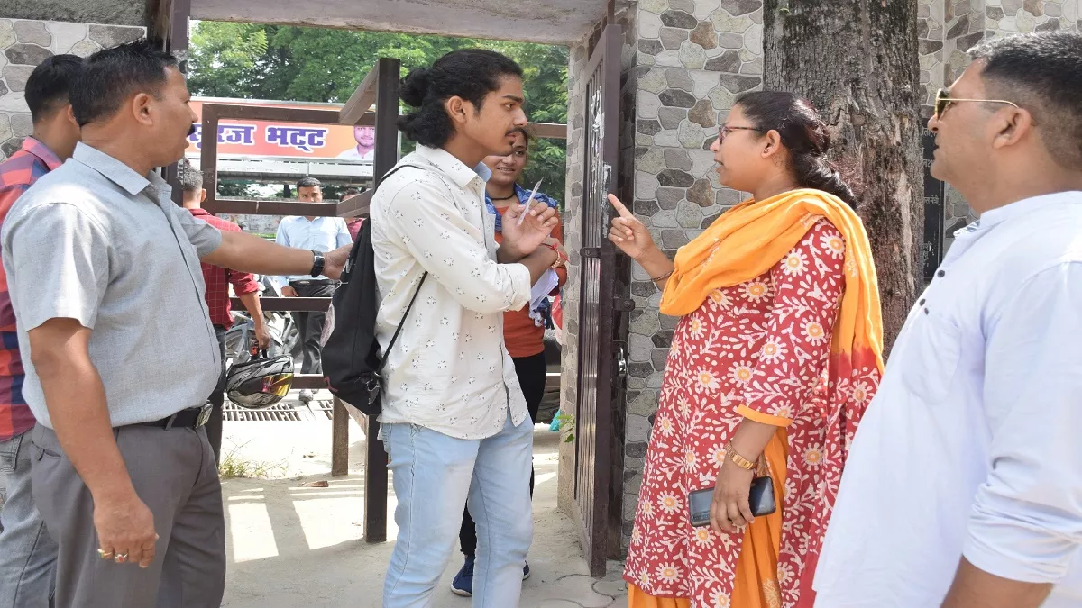 Haldwani: MBPG कॉलेज में बाहरियों के प्रवेश पर बढ़ी सख्ती, दो गुटों के ...