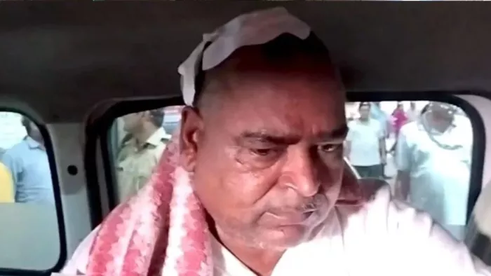 'पिता बेगुनाह हैं और वो कोई आतंकवादी नहीं जो ये बर्ताव हो रहा', गायत्री ...