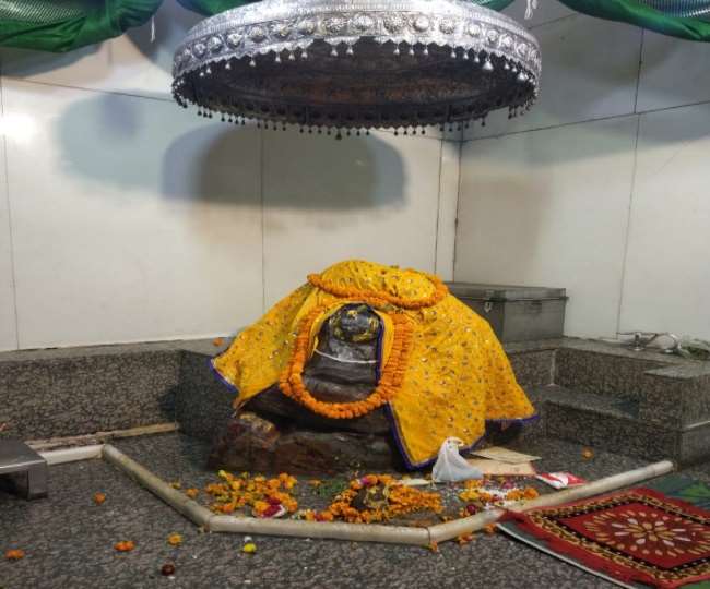 Goverdhan Unlocked: सुबह की बेला में शिला स्वरूप में दर्शन दे रहे ...