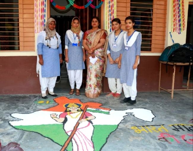 भारत माता का चित्र बनाकर छात्राओं ने प्रशंसा बटोरी - Rangoli and Bharat ...