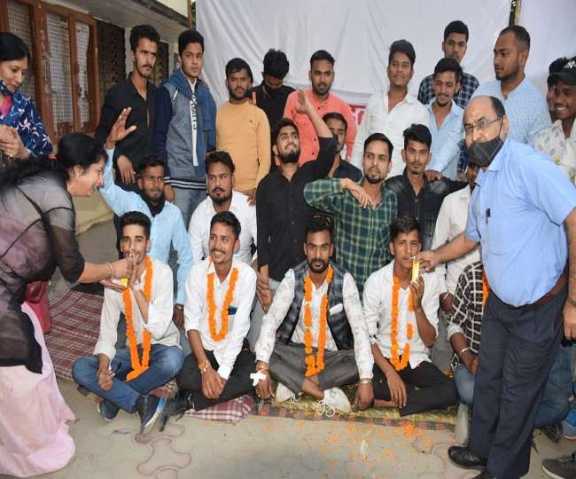 प्राचार्य ने जूस पिलाकर तुड़वाया एमबीपीजी कालेज के छात्रों का अनशन, सीट ...