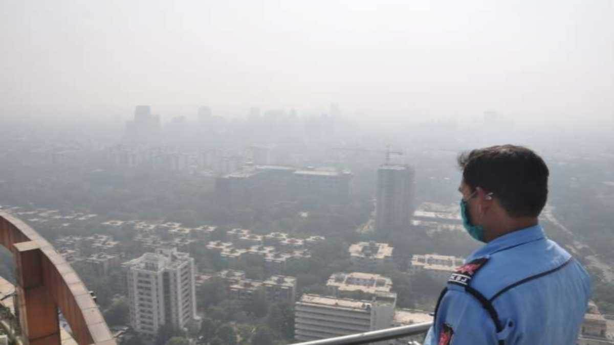 Noida Pollution: जहरीली हवा से गैस चैंबर बनी औद्योगिक नगरी, ग्रेटर ...