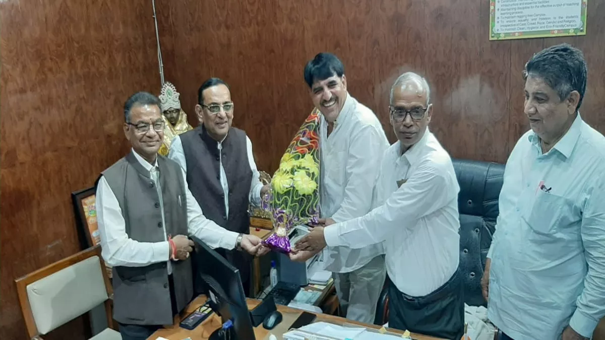 Aligarh News: डीएस डिग्री कालेज में डा. मुकेश प्राचार्य पद पर पुनर्स्थापित, ऐसे जीती जंग - Dr ...