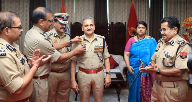 UP Police Insignia: यूपी पुलिस को पहली बार मिला अपना प्रतीक चिह्न ...