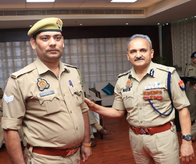 UP Police Insignia: यूपी पुलिस को पहली बार मिला अपना प्रतीक चिह्न ...