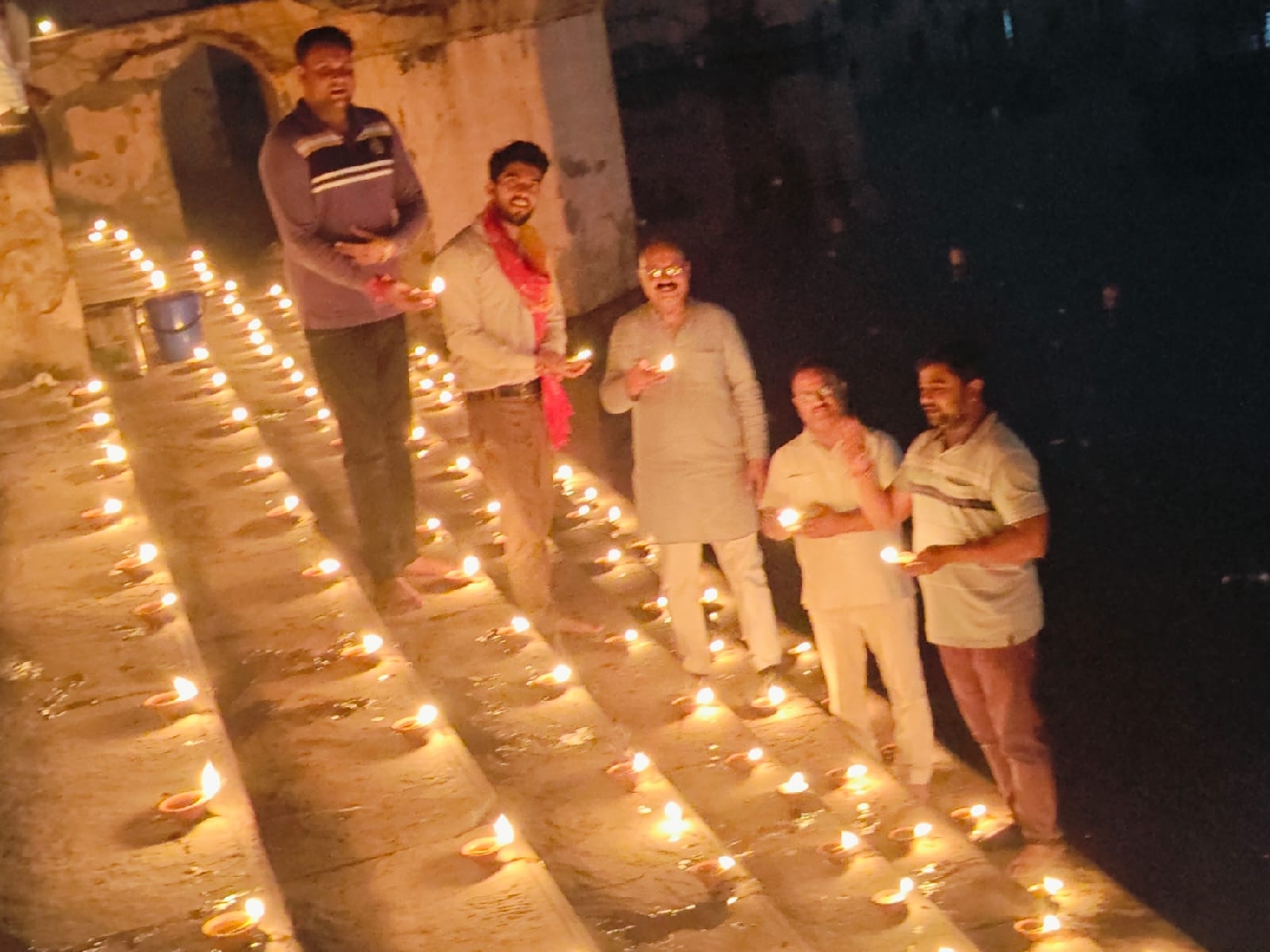 Mathura Diwali: दीपों की रोशनी से झिलमिलाई मानसी गंगा, गोवर्धन शिलाओं ...