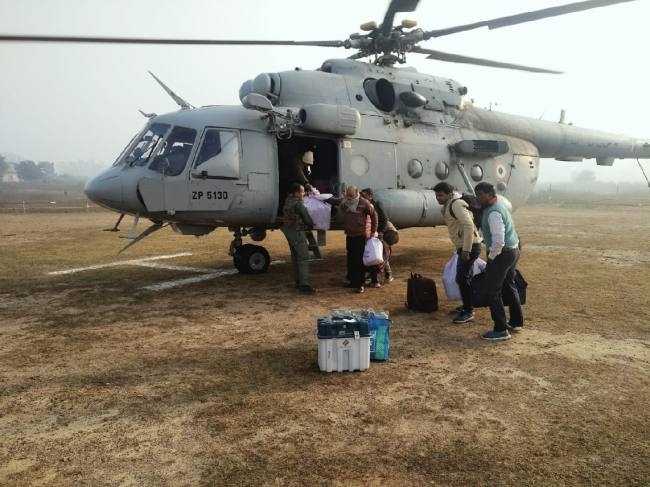 सुरक्षा के बीच दूसरे दिन हेलीकॉप्टर से आए मतदान कर्मी - latehar news