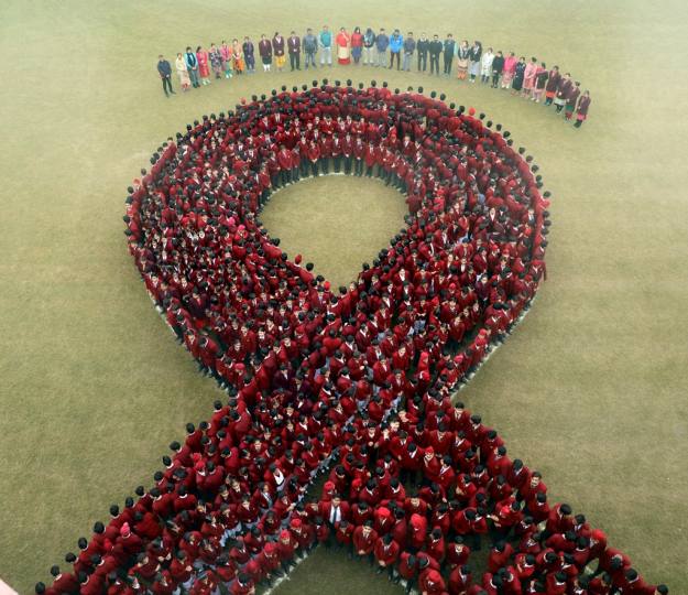 विश्व एड्स दिवस पर विद्यार्थियों ने मनाया मानव रेड रीबन - Students ...