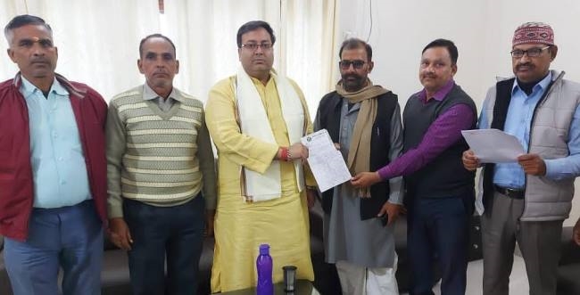 अधिवक्ताओं ने विधायक प्रतिनिधि को सौंपा ज्ञापन - Advocates submitted ...