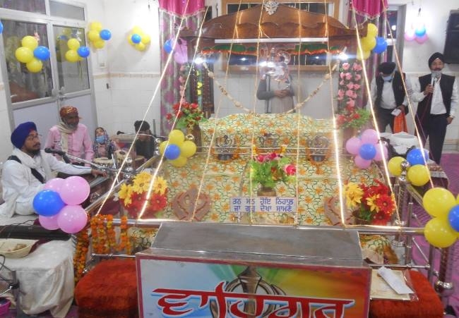 श्रद्धा के साथ मनी गुरु नानक देव की जयंती - Money Guru Nanak Devchar(39 ...