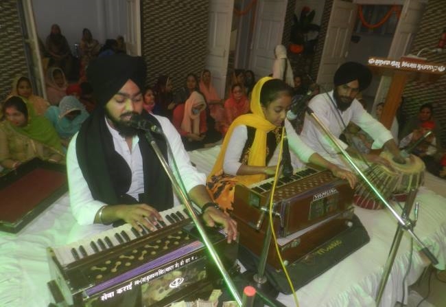 गुरू नानक देव की जयंती पर किया अखंड पाठ व कीर्तन - Akhand Text and ...