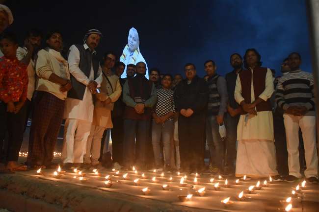 Kashi Ghat Walk : वाराणसी के हरिश्चंद्र घाट पर दी गई डोम राजा को उनके ...
