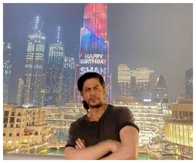 Shah Rukh Khan की फिल्म 'पठान' से वायरल हुआ उनका नया लुक, लंबे बाल और ...