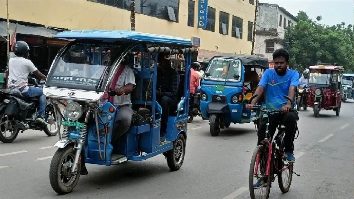 गोरखपुर की सड़कों पर धड़ल्ले से फर्राटा भर रहे 3800 ई-रिक्शा, महज 43 ...