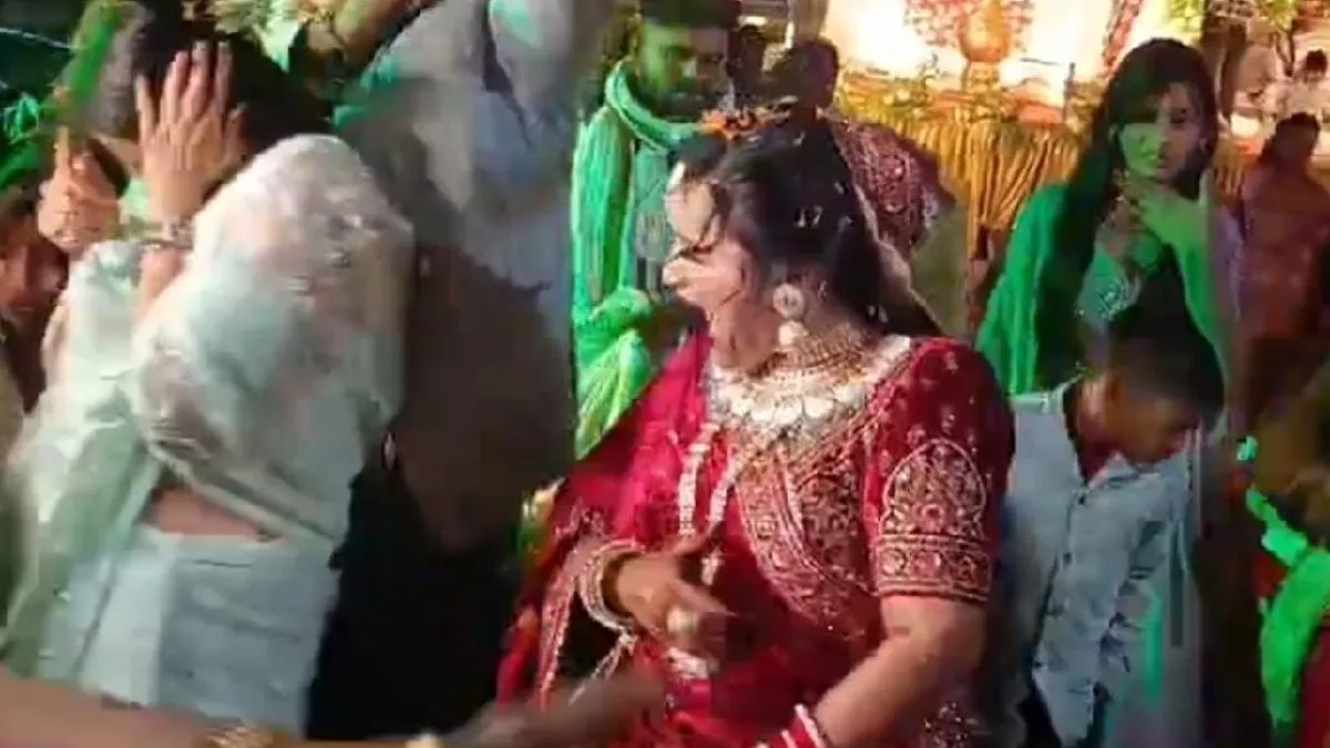 दुल्हन के पैर छूने स्टेज पर पहुंचा था मामा, अचानक हो गया कुछ ऐसा कि ...