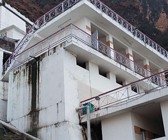 मां वैष्णो देवी भवन के मुख्य स्नान घाट की इमारत में अचानक आईं दरारें ...