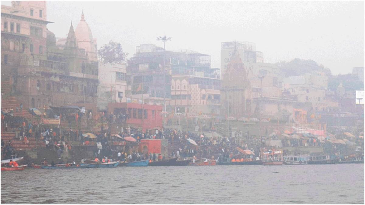 Varanasi Weather: नए साल पर मौसम का बदला मिजाज़, कोहरे के चलते सीजन के ...