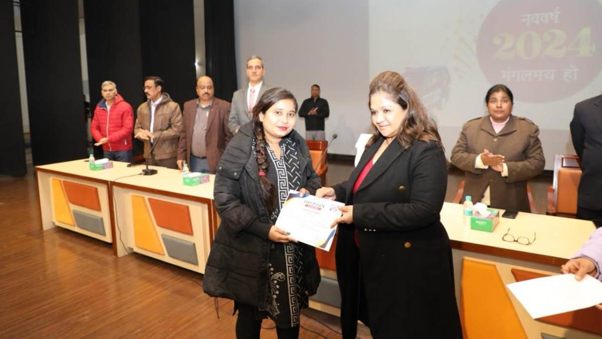 UP Police: दो महिला अधिकारियों ने सबसे ज्यादा कॉल अटेंड कर पाया ADG के ...