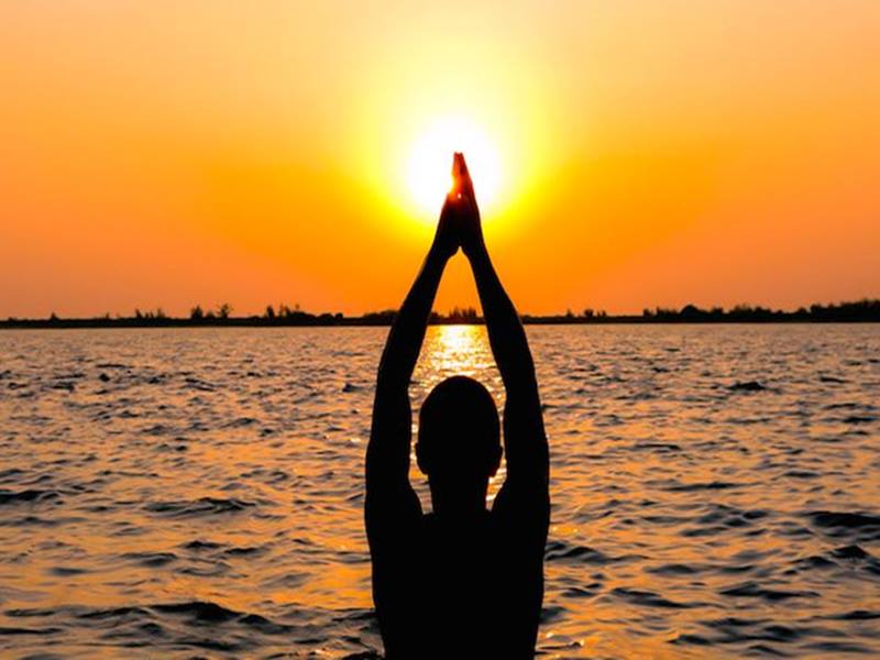 Lord Surya Arghya: आखिर क्यों सूर्य देव को खड़े होकर अर्घ्य देना चाहिए ...