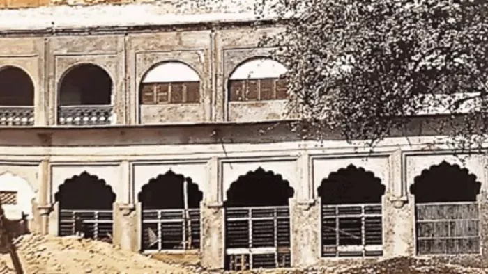 हमाम के बाद एक और मुगलकालीन विरासत संकट में, मुबारक मंजिल का अब तक 70 प्रतिशत हिस्सा तोड़ा जा ...