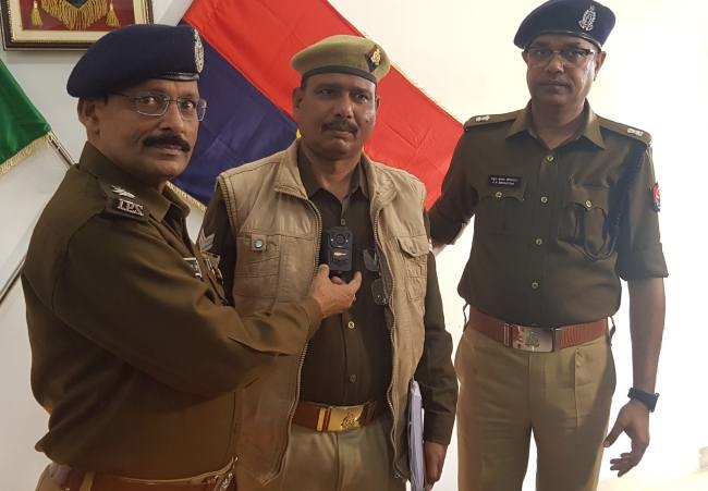 पुलिसकर्मियों के सीने पर लगी 'आंख' - char(39) || chr(39) ||char(39 ...