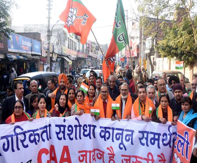सीएए के समर्थन में तिरंगा लेकर सड़कों पर उतरे लोग कानून के फायदे बताए ...