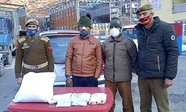 नाका तोड़ भागी कार ट्रक से टकराई, भुक्की और चरस बरामद - Bhukki and ...