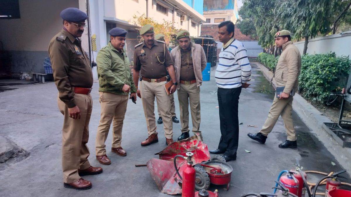 Greater Noida: आग बुझाते समय फायर एक्सटिंग्विशर सिलेंडर फटा, फैक्ट्री ...