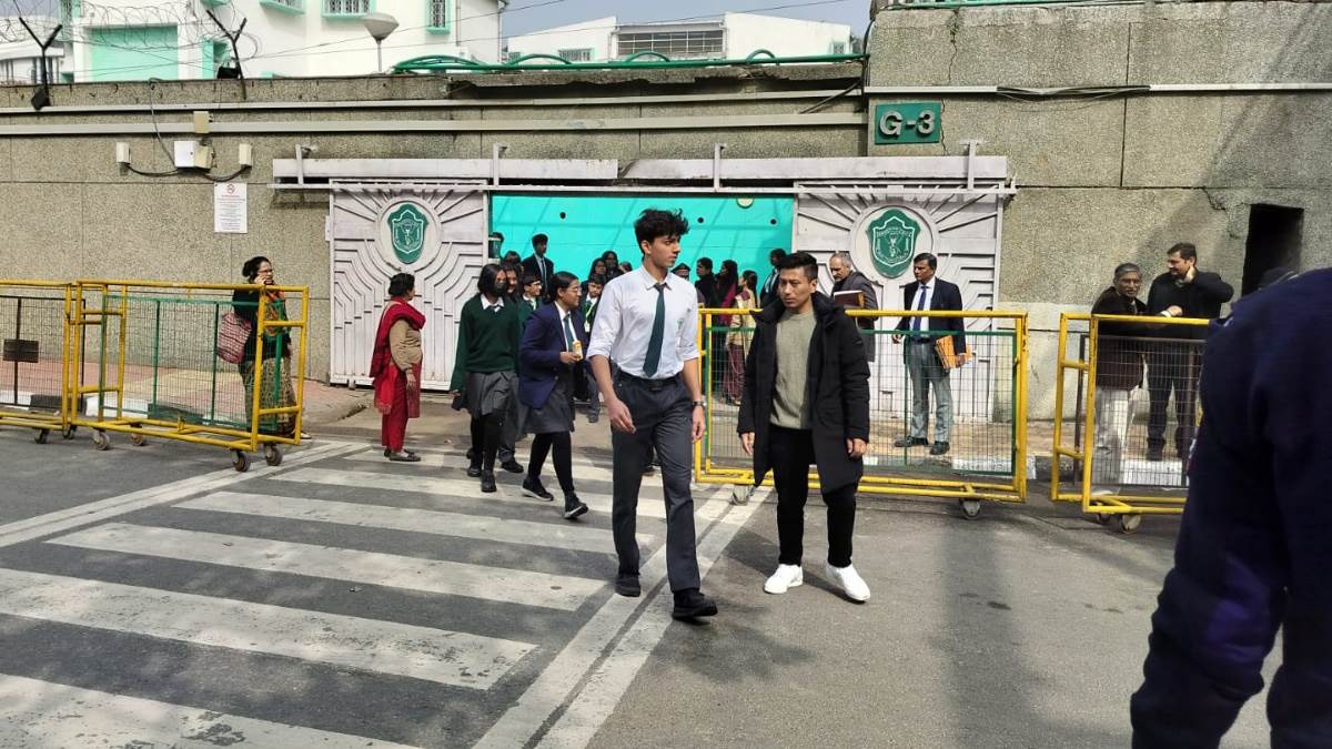 DPS RK Puram bomb threat: डीपीएस की प्रिंसिपल को मिला स्कूल को बम से ...