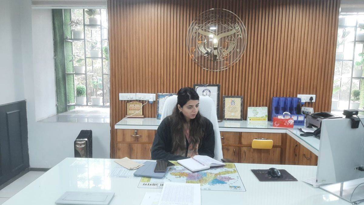 Agra: प्रतिभा सिंह ने संभाला आगरा के सीडीओ का चार्ज, तेलंगाना कैडर की ...