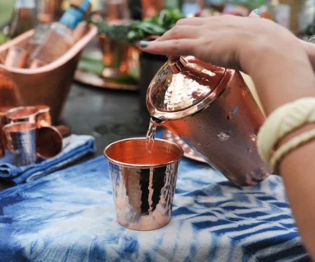 क्या सचमुच जहर बन जाता है तांबे के बर्तन में रखा पानी? जानें क्या होती ...