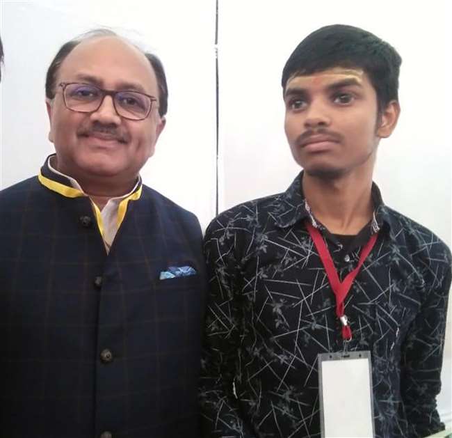 ऐसा क्‍या हुआ कि विवेक संग सेल्‍फी लेने की मंत्रियों और विधायकों की लग ...