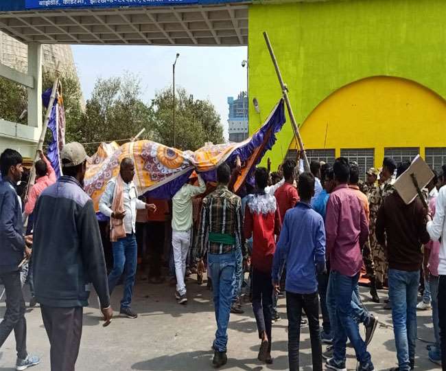 कोडरमा थर्मल पावर प्‍लांट के विस्‍थापितों का धरना, टेंट गाड़ने को लेकर ...