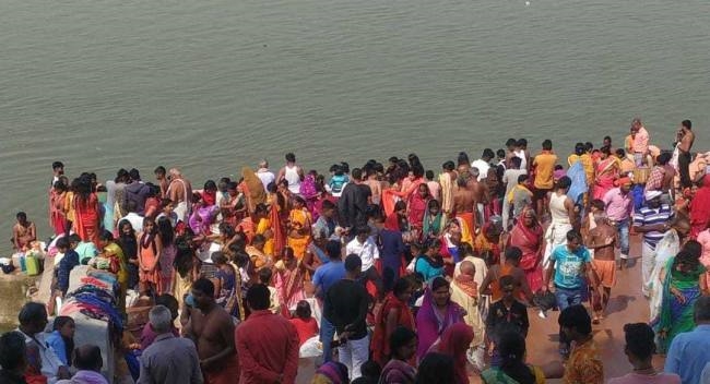 उमानाथ गंगा घाट पर लगी श्रद्धालुओं की भीड़ - people gathered at umanath ...