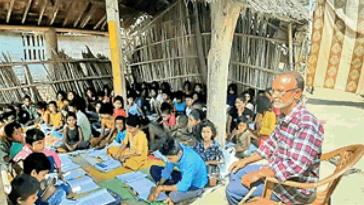 हाय रे बिहार शिक्षा विभाग ! झोपड़ी में स्कूल, घर के आंगन से बच्चे दे ...