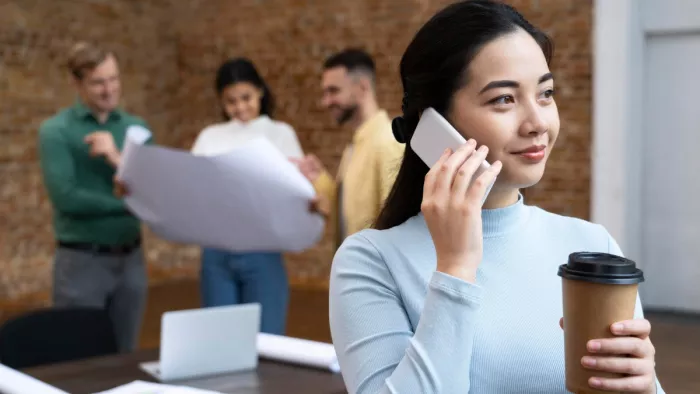 Phone Etiquette at Work: ऑफिस में ज्यादा मोबाइल का इस्तेमाल खड़ी कर ...