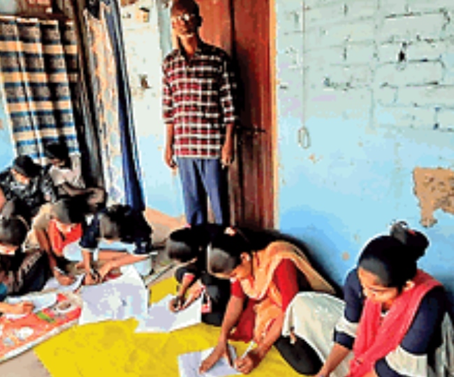 हाय रे बिहार शिक्षा विभाग ! झोपड़ी में स्कूल, घर के आंगन से बच्चे दे ...