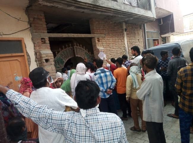 राशन लेने के लिए डिपो पर जमा हुई भीड़ - for the collection of ration ...