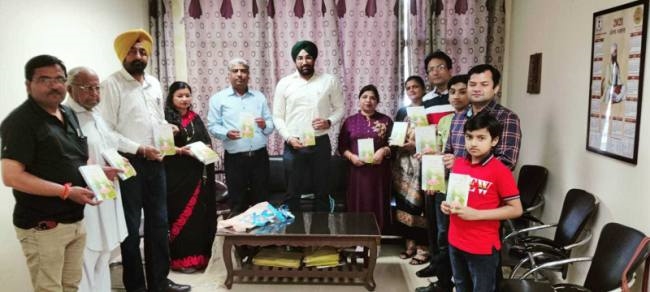 मुक्ता शर्मा की पुस्तक 'पत्र पुष्पम' का विमोचन - Mukta Sharmachar(39)s ...