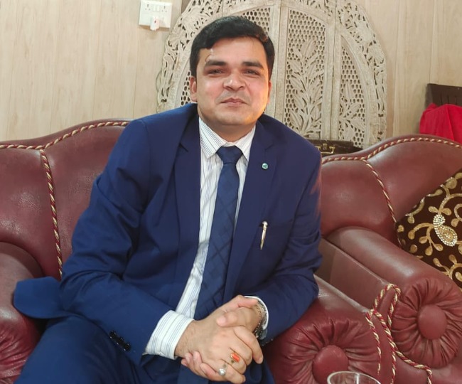 लखनऊ के नगर आयुक्त ने पेश की नजीर, लावारिस बुजुर्ग को दिया सहारा तो ...