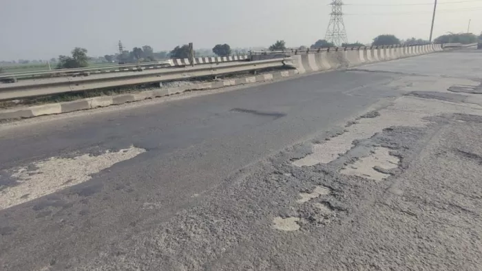 KMP Expressway का हो गया ऐसा हाल... खतरे में लोगों की जान; भारी भरकम ...