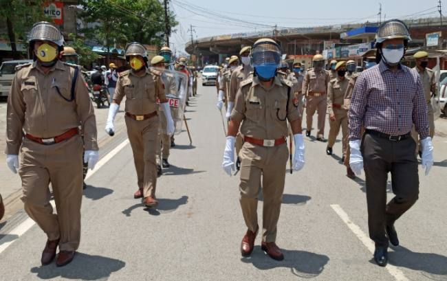 फ्लैग मार्च निकालकर पुलिस ने किया जागरूक - Police made aware by taking ...