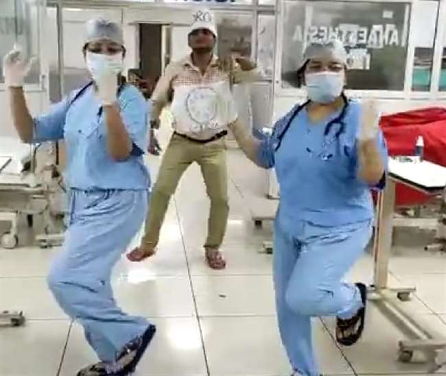 Video Viral : कोविड-19 आइसीयू में जूनियर डॉक्टरों ने कोरोना संक्रमितों ...