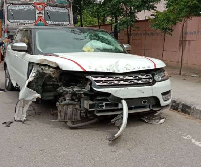 नाका तोड़कर भागे Range Rover सवार, आगे जाकर हुए हादसे के शिकार - Range ...