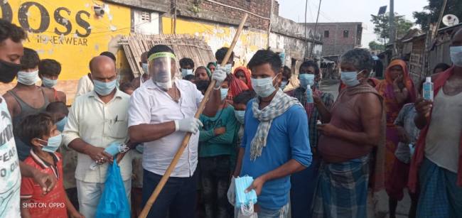 सफाई कर्मी के घरों की गंदगी साफ करने पहुंचे कांग्रेसी - tyttyutyu uyiy ...