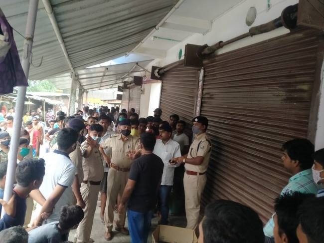 सकरा में आठ दुकानों से लाखों की चोरी - theft in eight shops in sakra ...