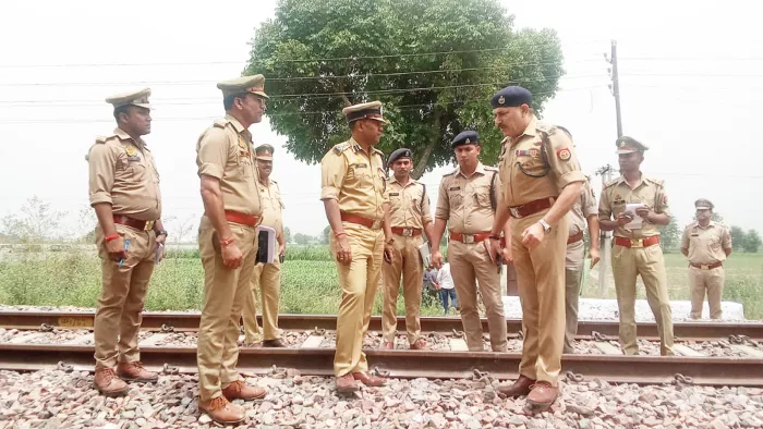 शामली में पैसेंजर ट्रेन पलटाने की साजिश... CCTV में कैद संदिग्धों की ...