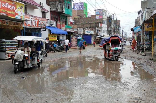 तेज बारिश से बदहाल सड़कों की खुल जाती है पोल - Heavy rain exposes bad ...